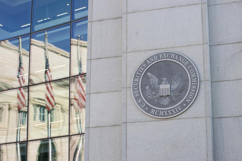 US Lawmakers Push SEC for Answers as AI Trading Moves into Retail ...
